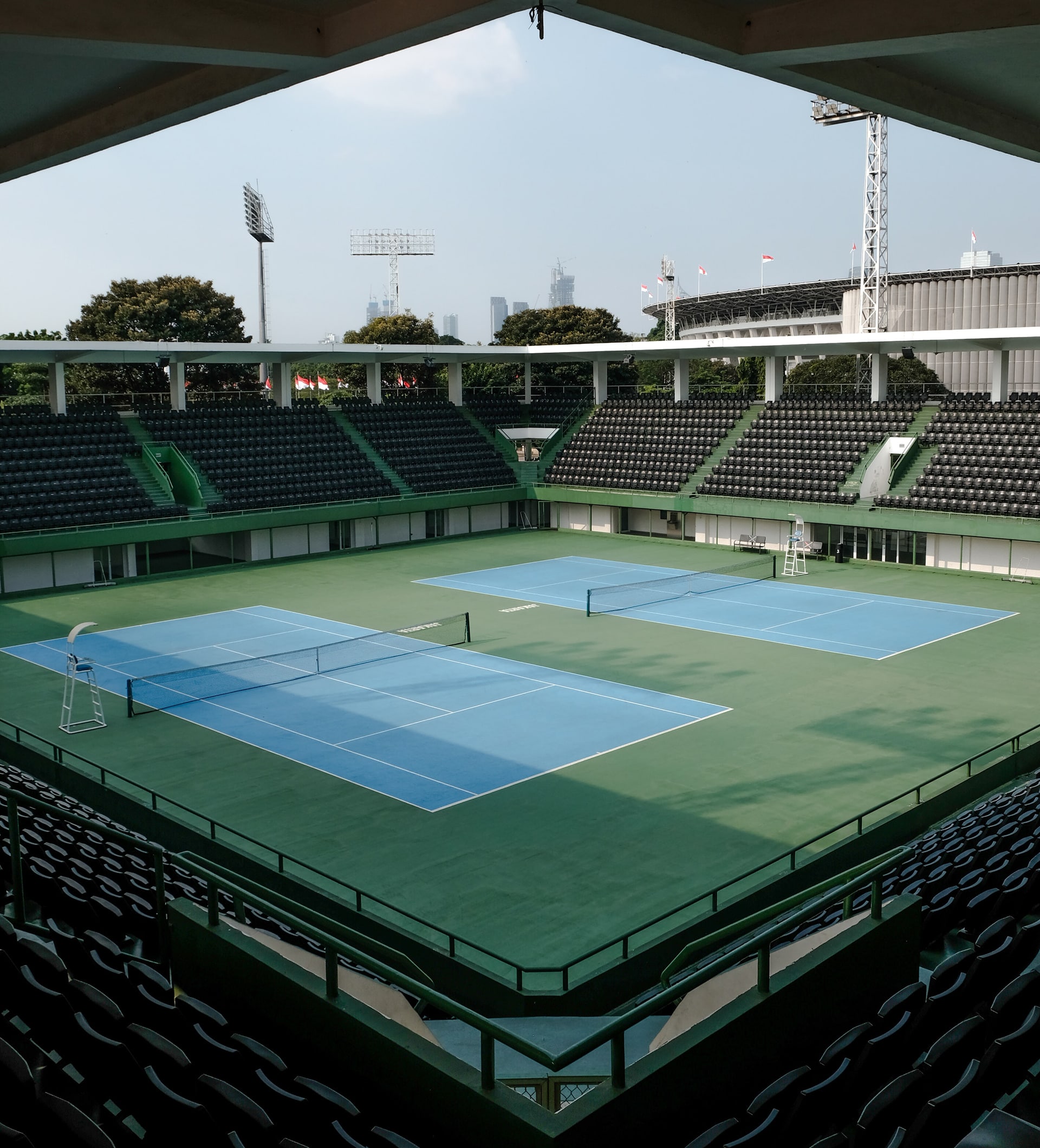 Luxury tennis courts tour for you to enjoy - Metalglasspadel